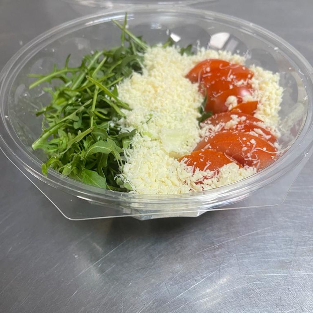 Salata cu rucola, rosii, parmezan